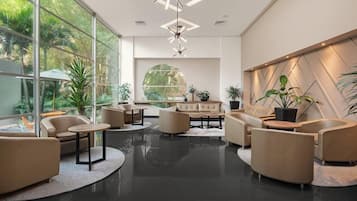 Área de estar no saguão