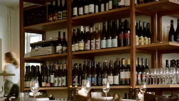 Almoços e jantares servidos, incluindo cozinha italiana