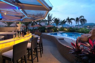 Este bar no lobby do hotel 