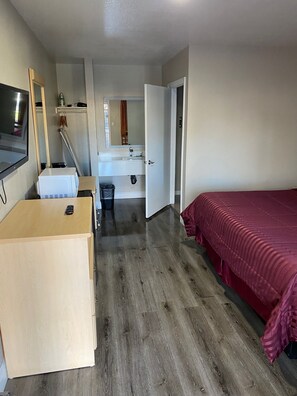 Quarto Standard, 1 cama king-size, não fumadores | Ferro/tábua de engomar, Wi-fi grátis, roupa de cama fornecida 