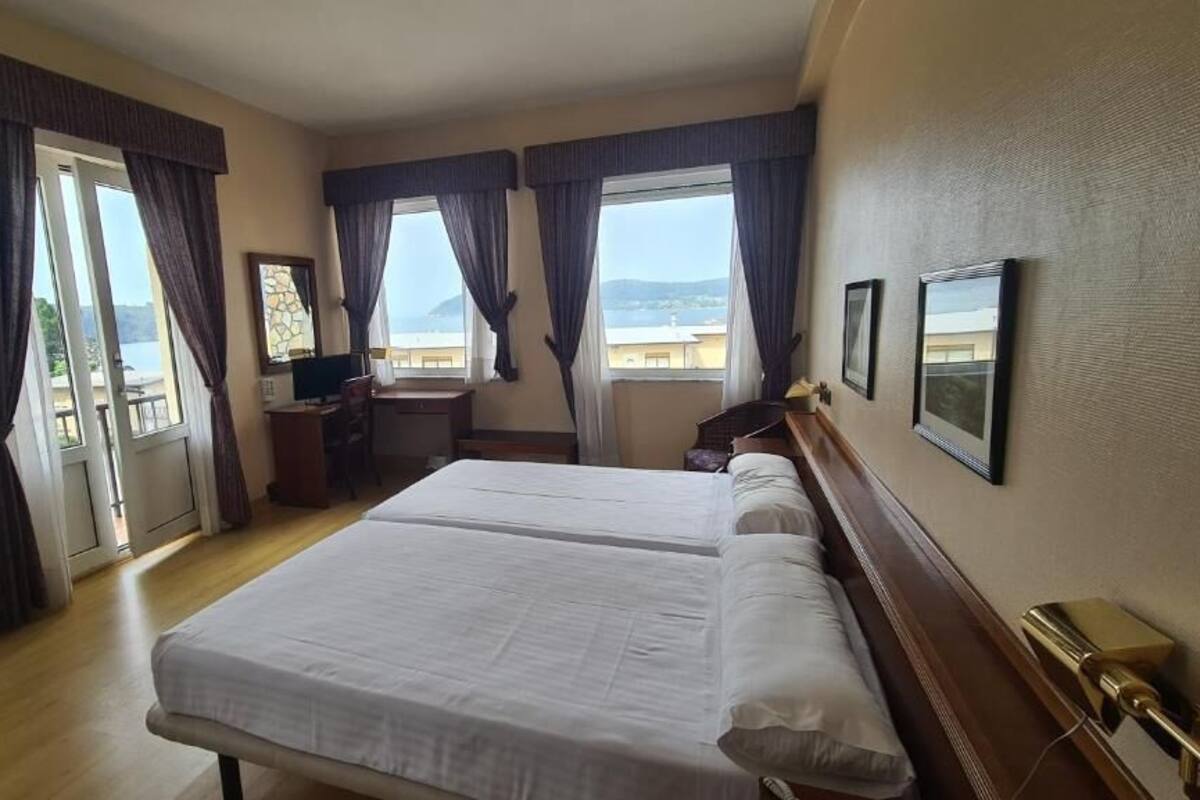 Minibar, cofre no quarto, secretária, ferro/tábua de engomar 