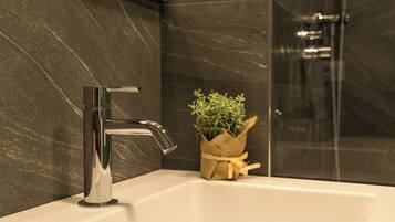 Um polibã, artigos de higiene ecológicos, um secador de cabelo, um bidé