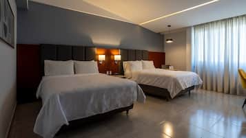 Quarto Standard, 2 camas de casal | 1 quarto, cofre no quarto, secretária, cortinas/cortinados opacos