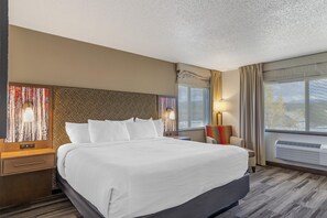 Quarto Standard, 1 cama king-size, não fumadores, frigorífico e micro-ondas | Com decoração personalizada, com mobília individualizada, secretária 