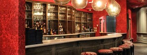 8 bares/lounges 