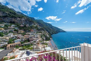 Quarto Triplo, vista para o mar (French Balcony) | Minibar, cofre no quarto, secretária 