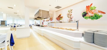 Disposição moderna de buffet com diversas opções de comida e um layout amplo e arejado.