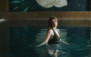 Piscina interna, funciona das 8h às 20h, espreguiçadeiras