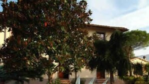 Uma casa com um jardim frontal.