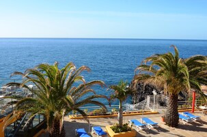 Piscina interior, piscina exterior, guarda-sóis, espreguiçadeiras 