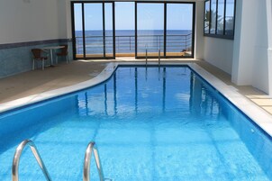 Piscina interior, piscina exterior, guarda-sóis, espreguiçadeiras 