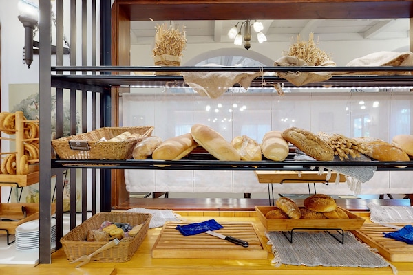 Café da manhã com buffet grátis todos os dias