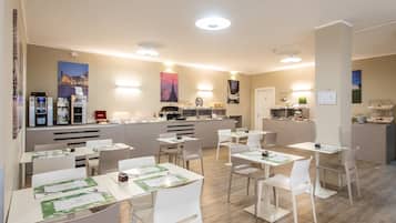 Pequeno-almoço tipo buffet diário (8 EUR por pessoa)
