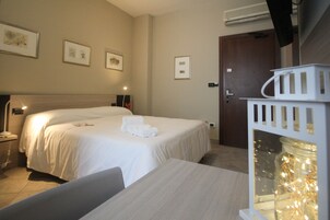 Quarto casal básico | Edredons de pluma, frigobar, escrivaninha, cortinas blackout