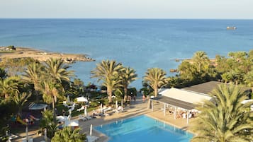 2 piscinas externas, guarda-sóis, espreguiçadeiras