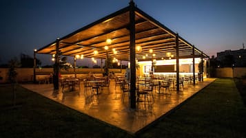 3 restaurantes, é servido café da manhã