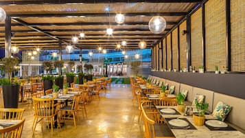3 restaurantes, é servido café da manhã