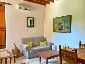 Apartamento, 1 quarto | Sala de estar | Lareira 
