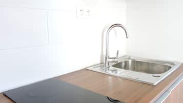 Um frigorífico, um micro-ondas, uma cafeteira/bule
