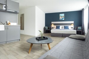 Suíte júnior, 1 cama de casal | Escrivaninha, quartos à prova de som, ferros/tábuas de passar roupa