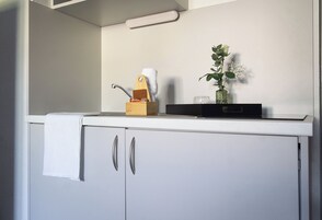 Geladeira, micro-ondas, talheres/pratos/utensílios de cozinha