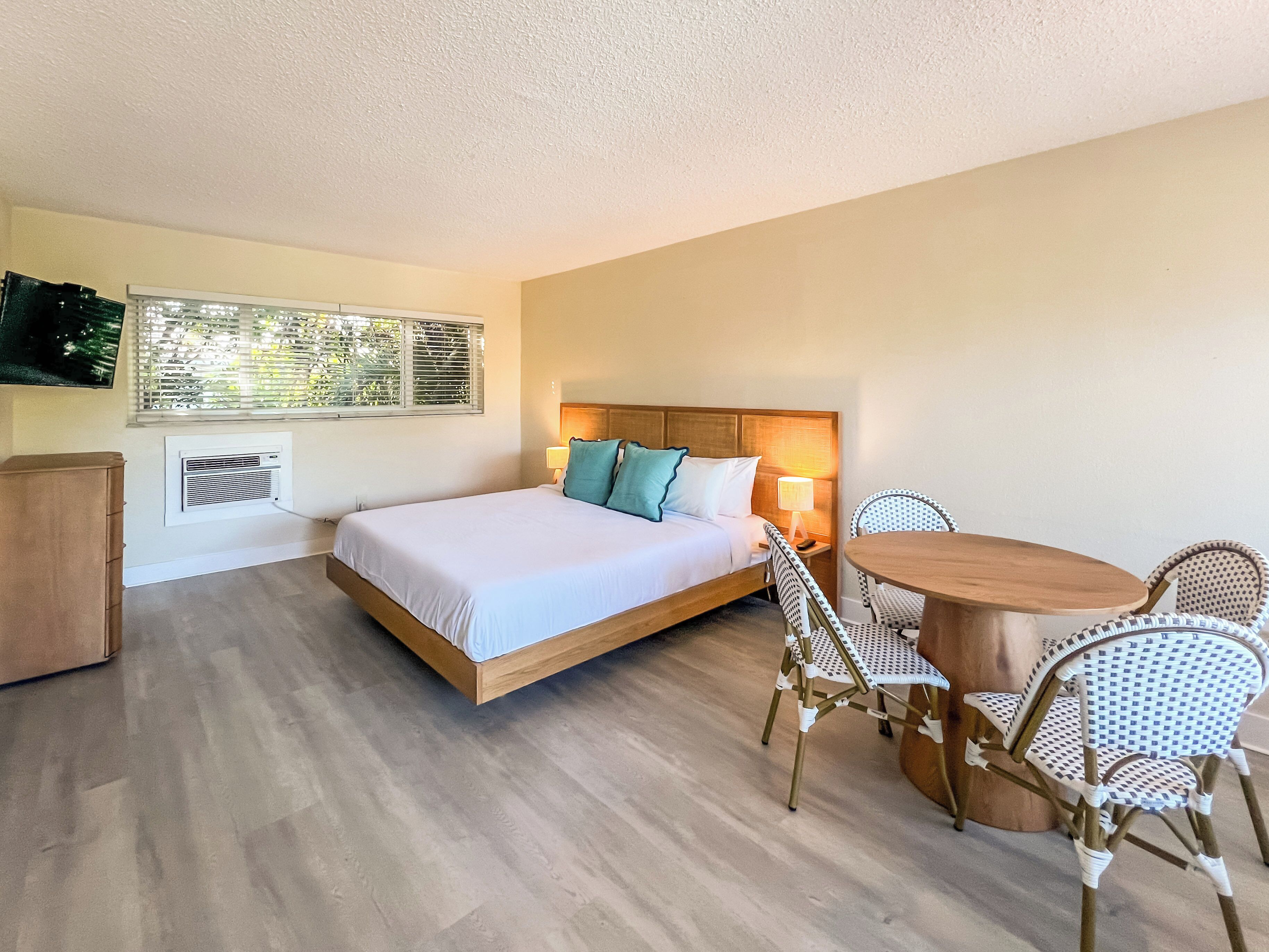 Roupa de alta qualidade, cofre no quarto, ferro/tábua de engomar 