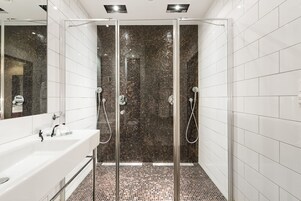 Quarto Deluxe, 1 cama de casal | Casa de banho | Artigos de higiene pessoal grátis, um secador de cabelo