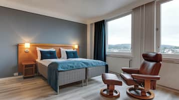 Quarto Duplo Superior, Vista para a cidade | Roupa hipoalergénica, secretåria, Wi-fi gråtis, roupa de cama fornecida