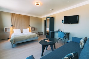 Quarto casal superior, vista para a cidade | Roupas de cama antialérgicas, escrivaninha, Wi-Fi de cortesia