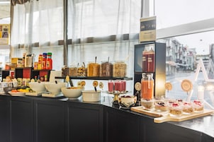 Café da manhã com buffet grátis
