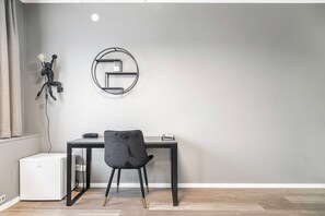 Escrivaninha, ferros/tábuas de passar roupa, berços grátis