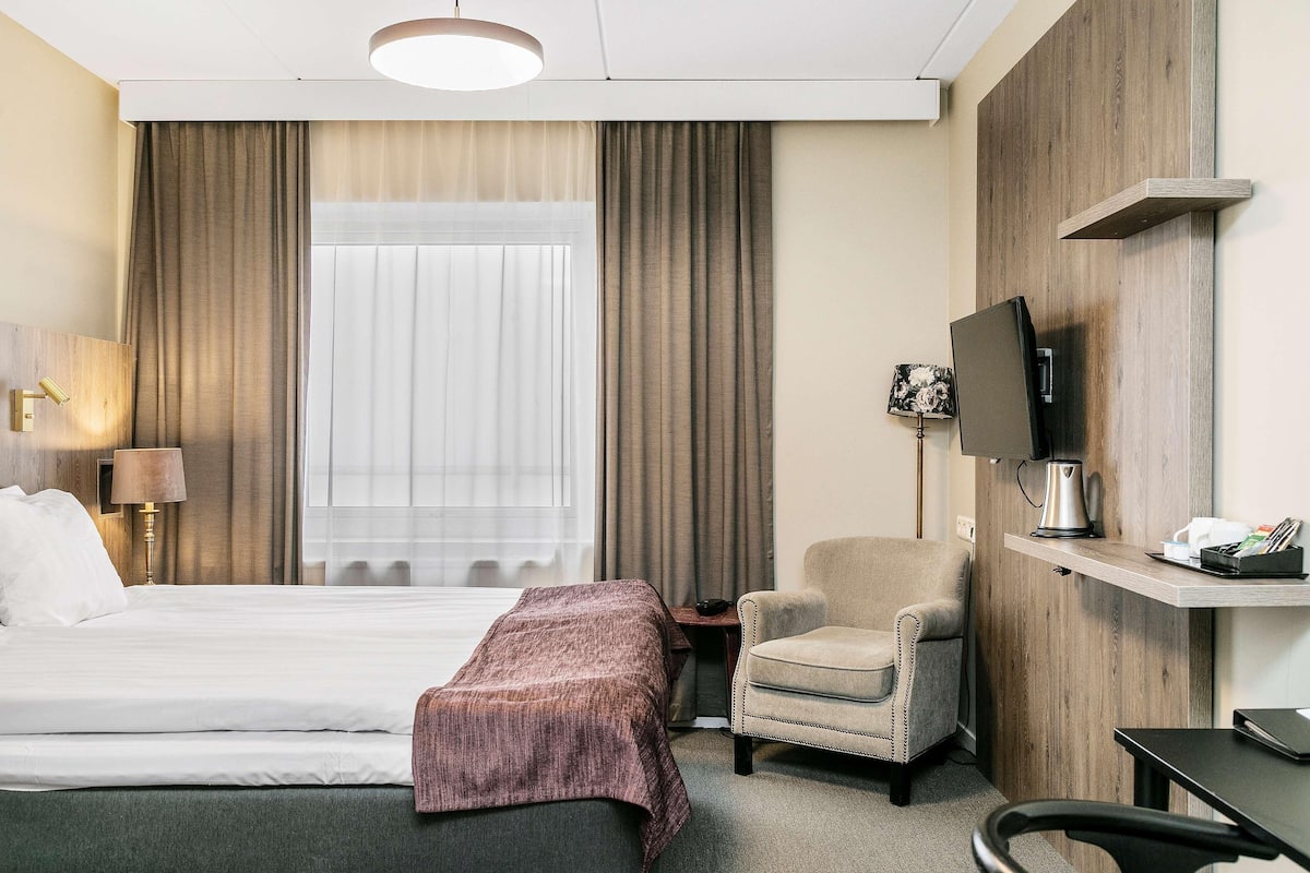 Quarto casal standard | Escrivaninha, ferros/tábuas de passar roupa, Wi-Fi de cortesia