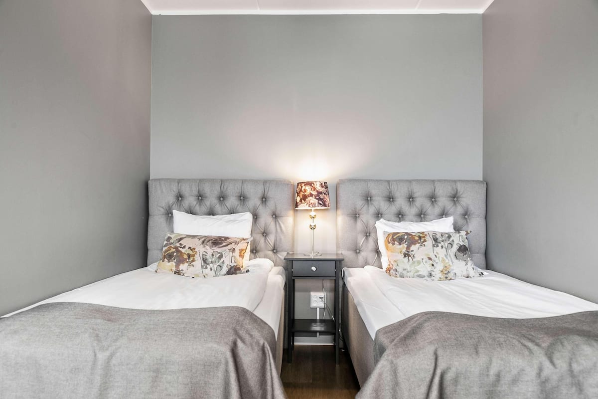 Quarto duplo superior | Escrivaninha, ferros/tábuas de passar roupa, Wi-Fi de cortesia