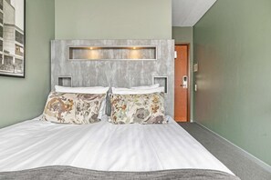 Quarto standard, 1 cama Queen, para não fumantes (Small double room) | Escrivaninha, ferros/tábuas de passar roupa, berços grátis