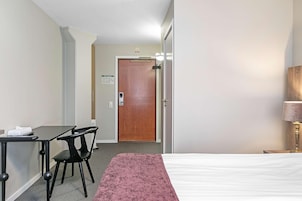 Secretária, ferro/tábua de engomar, Wi-fi grátis