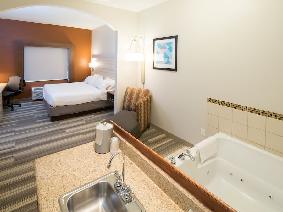 Suíte, 1 cama King, banheira de hidromassagem | Roupas de cama premium, camas com colchões pillow-top