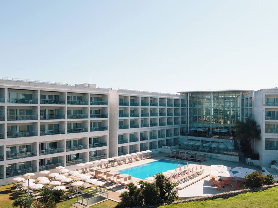 Piscina interior, piscina exterior, guarda-sóis, espreguiçadeiras