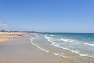 Perto da praia, autocarro para a praia, espreguiçadeiras 