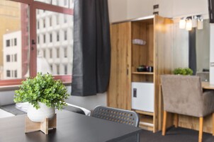 Quarto duplo luxo | Escrivaninha, cortinas blackout, ferros/tábuas de passar roupa