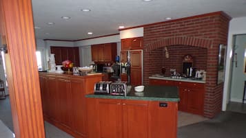 Geladeira, micro-ondas, cafeteira/chaleira
