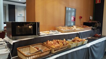 Café da manhã diário mediante uma taxa