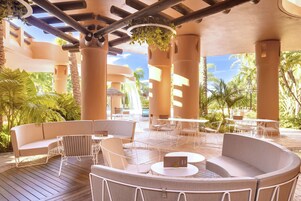 4 bares/lounges, 2 bares junto à piscina, 3 bares na praia 