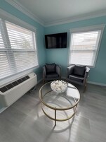 Quarto Premier, 1 cama king-size, kitchenette | Com decoração personalizada, com mobília individualizada 