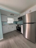 Quarto Premier, 1 cama king-size, kitchenette | Cozinha privada | Um micro-ondas, uma cafeteira/bule, uma torradeira, Rolo de cozinha 