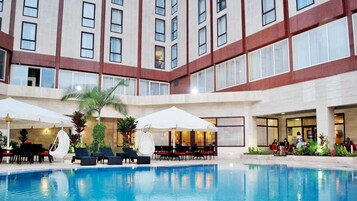 Piscina exterior, espreguiçadeiras 