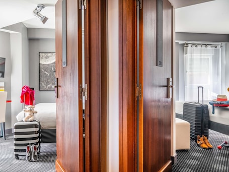 Suite Standard, várias camas, quartos comunicantes | Roupa de alta qualidade, camas de colchão pillowtop, cofre no quarto . ibis Styles Paris Mairie de Montreuil