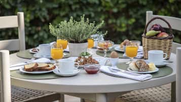 Pequeno-almoço tipo buffet diário (10 EUR por pessoa)