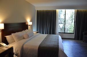 Suite Júnior, 1 cama king-size | Cofre no quarto, secretária, cortinas/cortinados opacos 