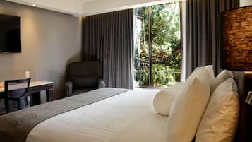 Quarto Executivo | Cofre no quarto, secretária, cortinas/cortinados opacos