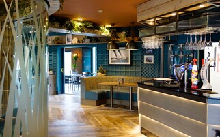 2 bares/lounges 